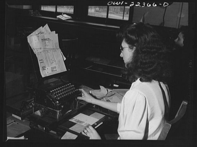 Before Computer: Here Is What People Worked With Their Typewriters in ...