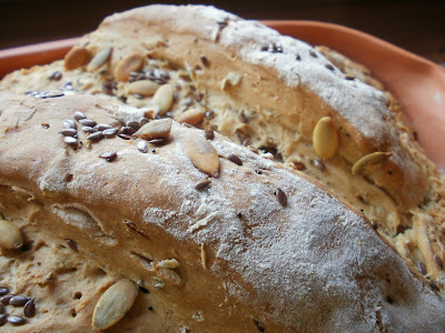 Paine de secara cu seminte de dovleac coapta in vas roman la cuptor ⋆ ...