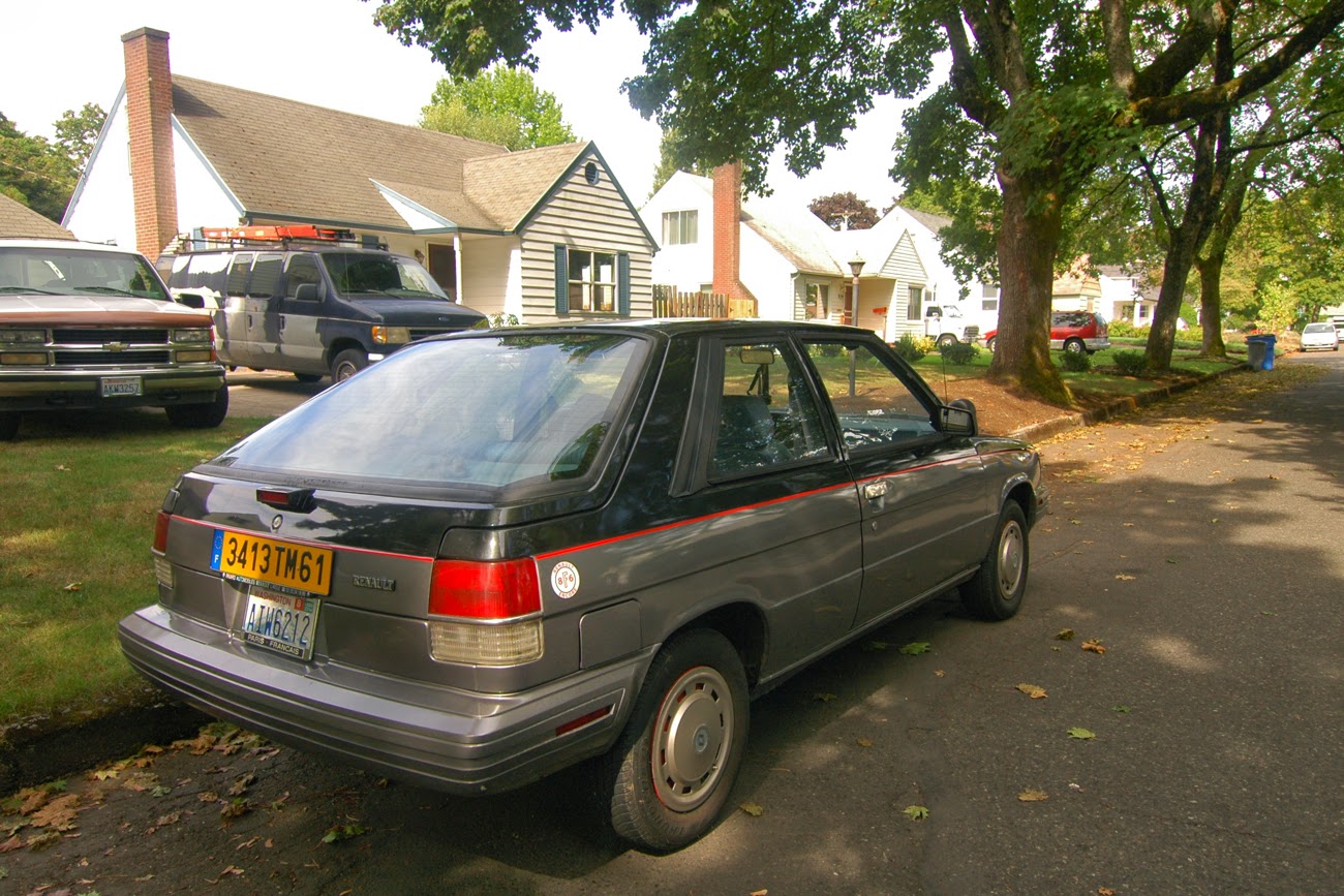 OLD PARKED CARS.: 1986 Renault Encore.