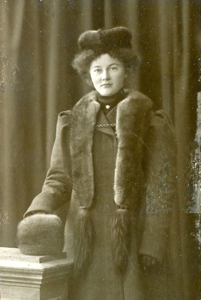 44 Studio Portrait Photos of Young Ladies That Show Glamorous Beauty in ...