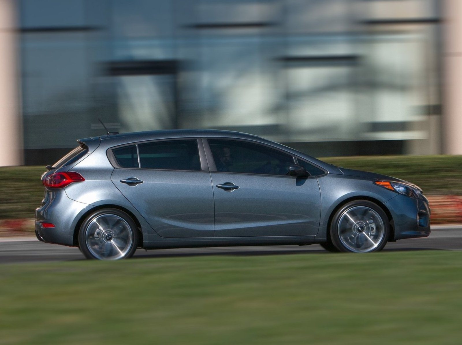 Kia Cerato Hatchback 2014: fotos, vídeos, itens de série e ...