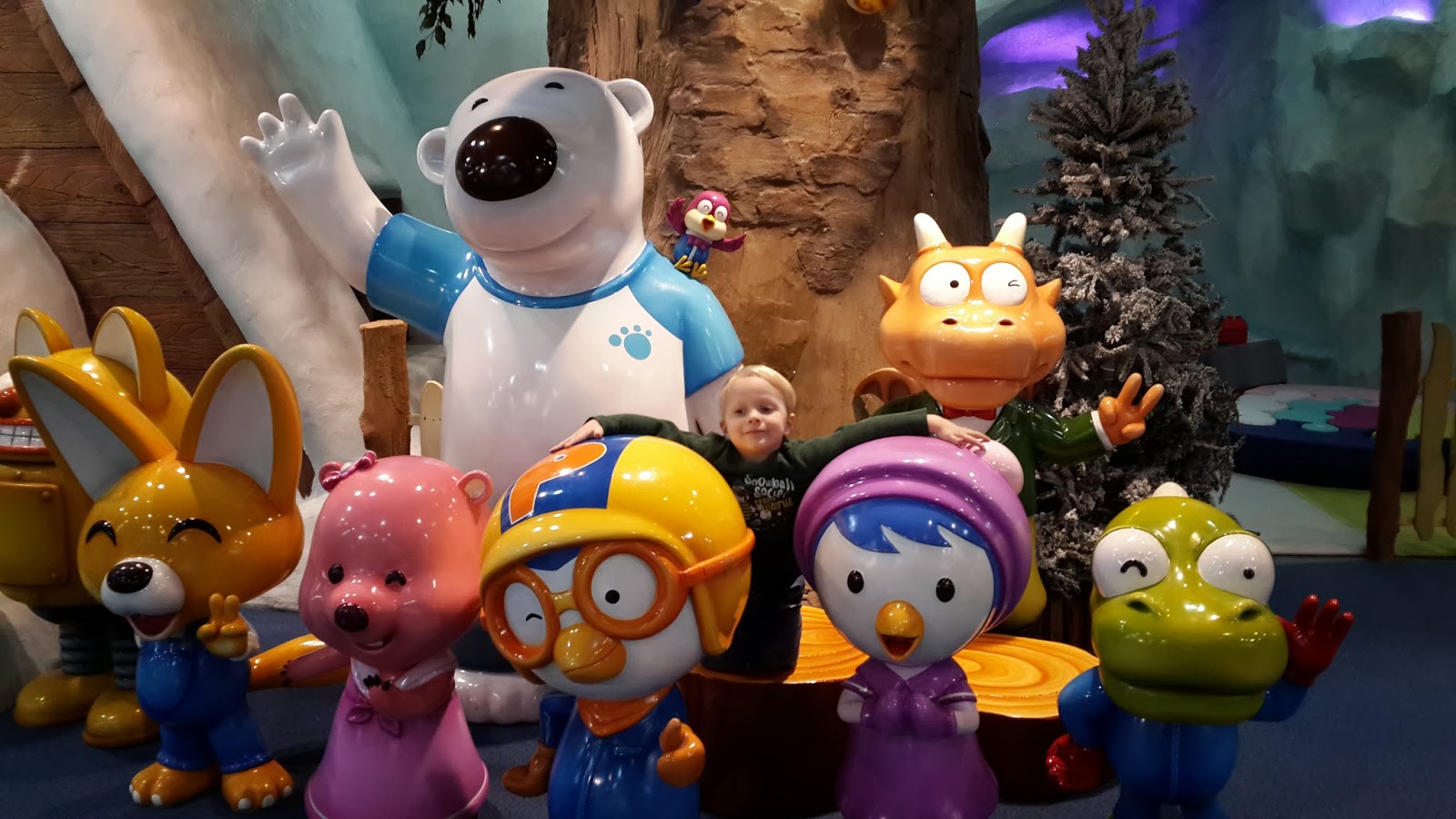 The Henleys Do Korea!: Pororo and Fish Fun!