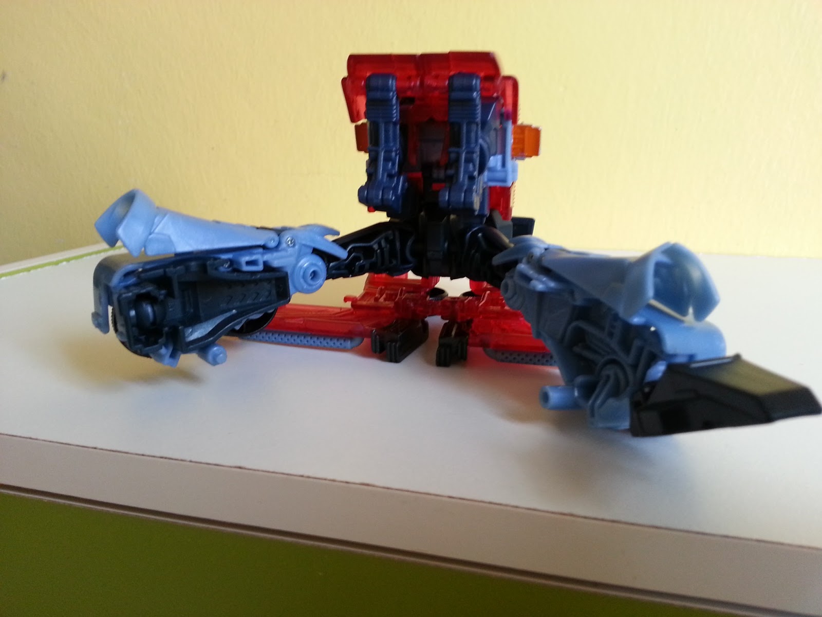 Lightning Quantum's Base: Optimus Prime Voyager Class (Dark Energon ...