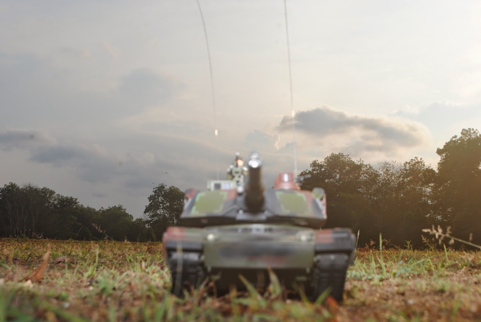 jejalan2je: Rc tank-to-tank battle using Infra red laser with spy camera.