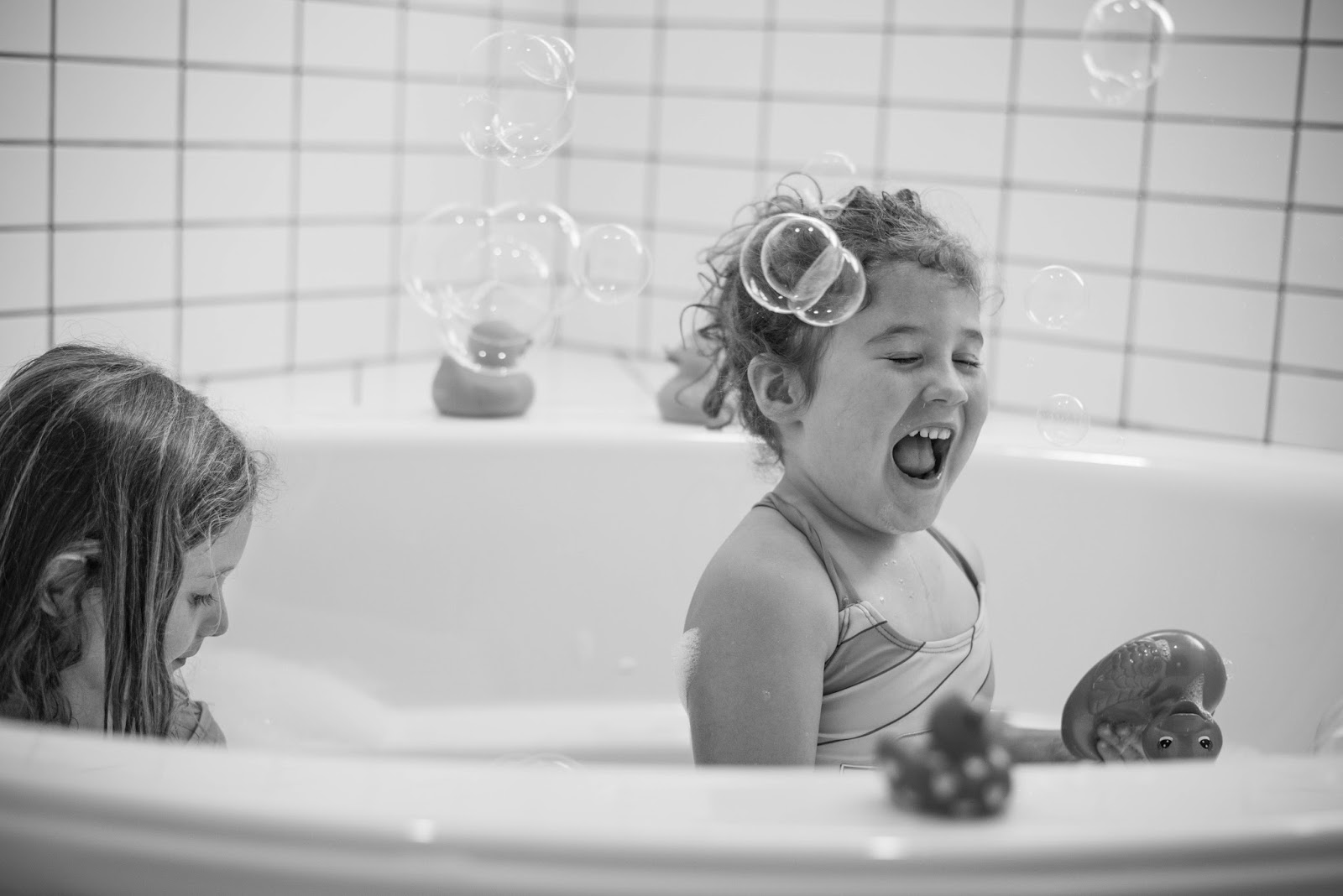 Shannon Lund Photography: Bath time fun with {Stella & Lola}