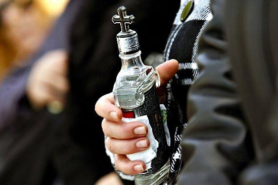 DAIMONOLOGIA: The Holy Water and the Magical Potion