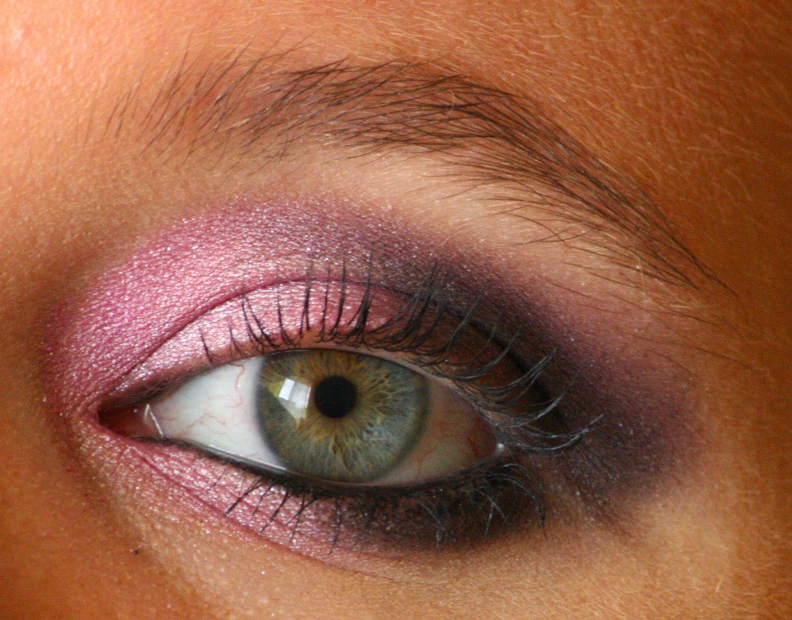 Die Zauberin Zebulon: Saturday Dark Gray & Fuchsia Eye MakeUp