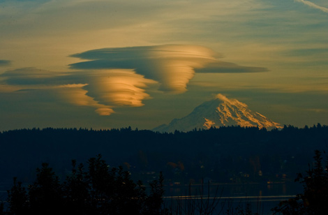 Paula's Space: Spectacular Clouds Over Mt Rainier!!