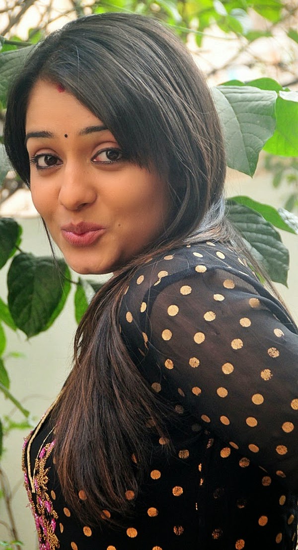 Desi Chudai Photos: Nikitha Beautiful Face Photo Pics Wallpapers