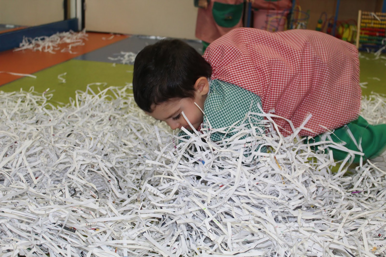 Gresol Kids: Shredded paper activity - "I am a little snowman"
