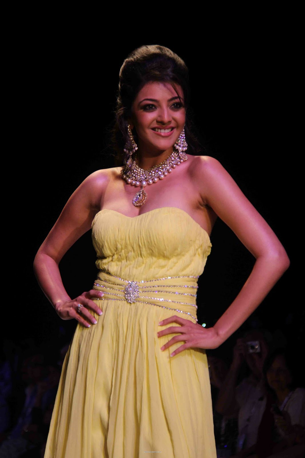 desi girls pic: Kajal Agarwal Ramp Walk hot stills