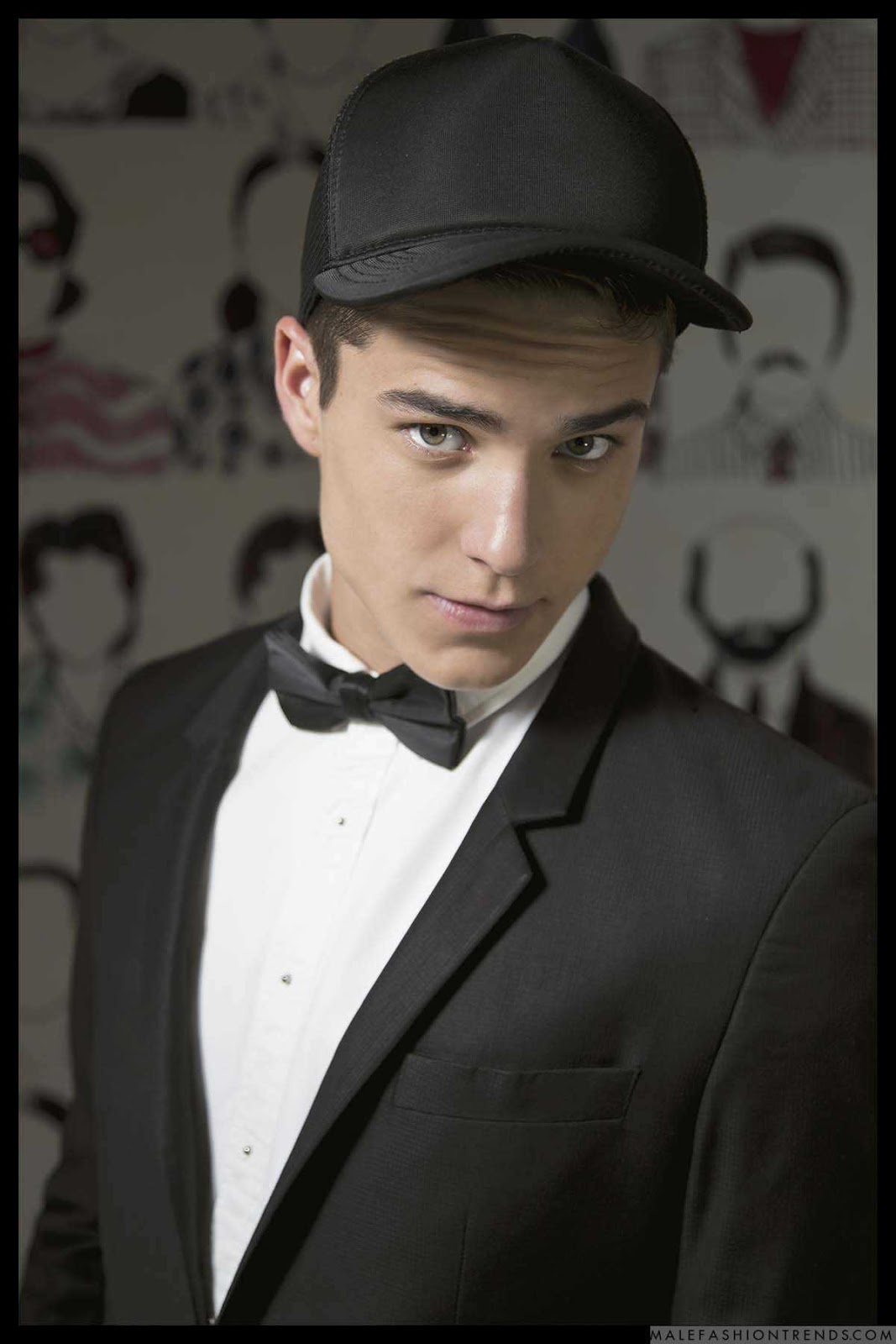 Pedro Maia posa frente a instalaciones artísticas para Brazilian Male ...