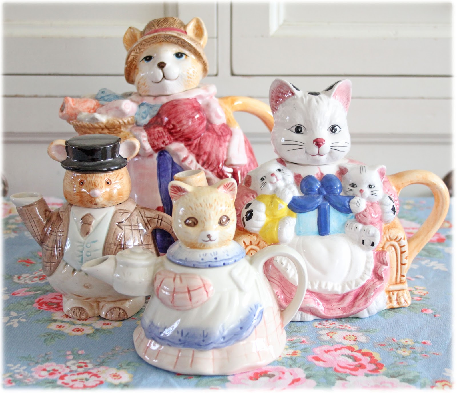 Be Dazzled Collection: Kitty Cat Teapot