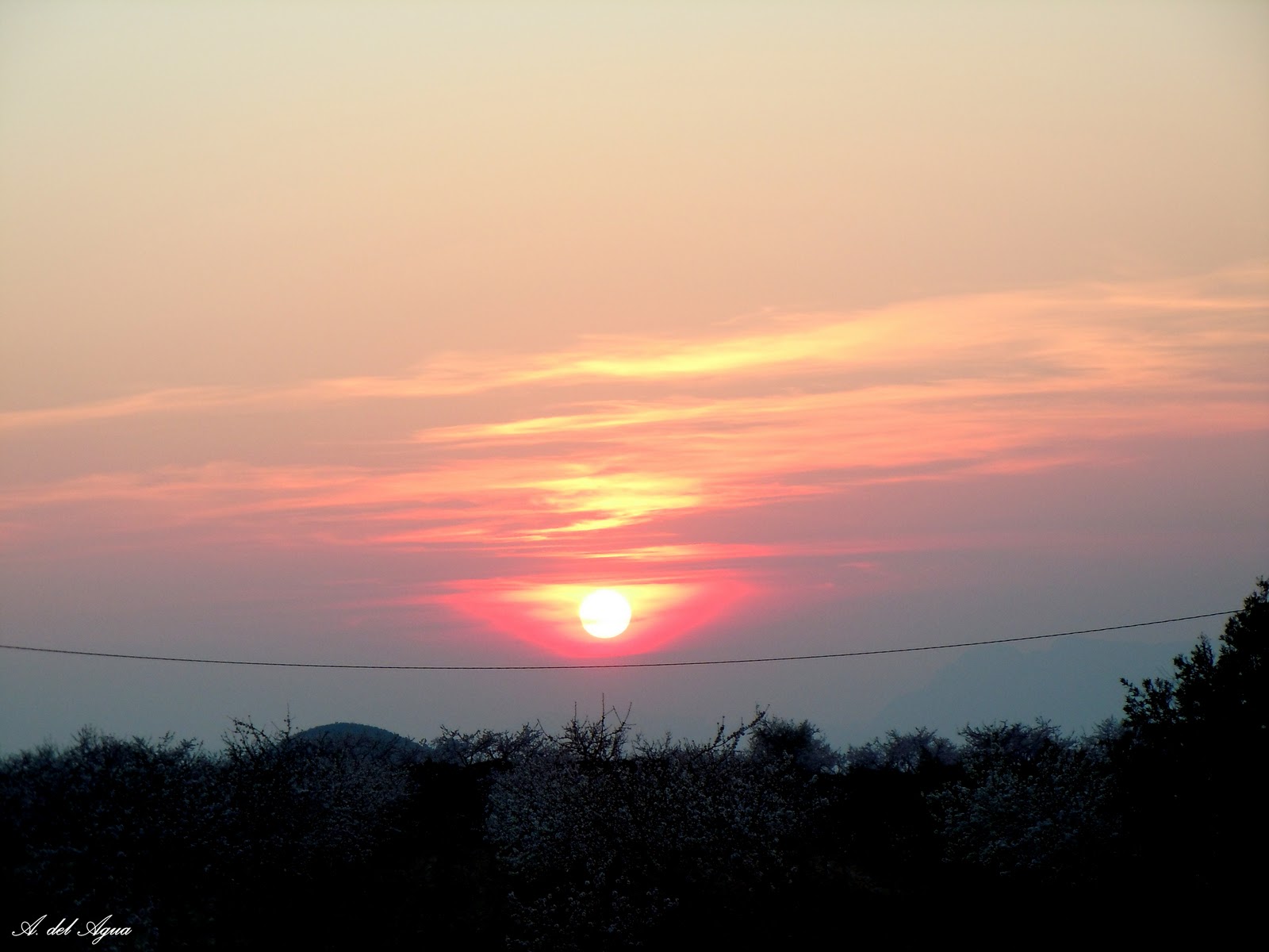ANADELAGUA: SOL ROJO