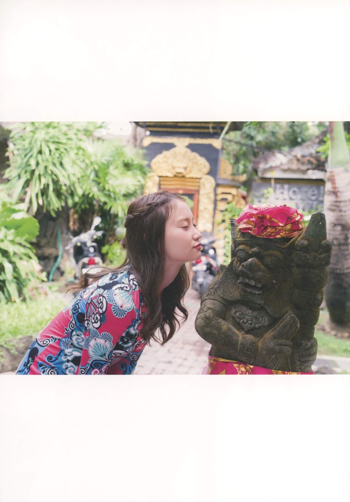 NAGAO MARIYA 1ST PHOTOBOOK - 「UTSUKUSHII SAIBO」