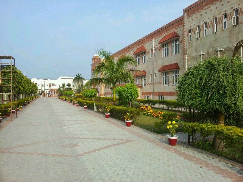 AHMADIYYA MOSQUE: Jamia Ahmadiyya - Qadian, India