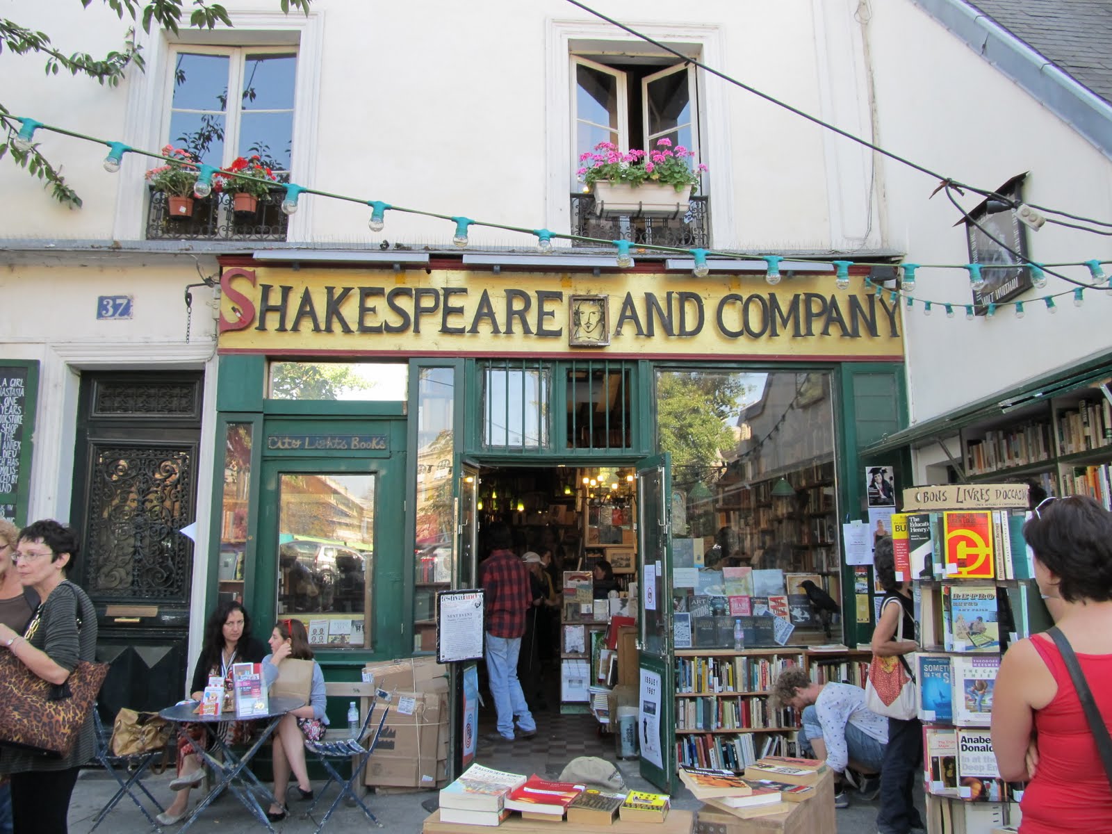 Favourite bookstop. Paris, France : r/pics