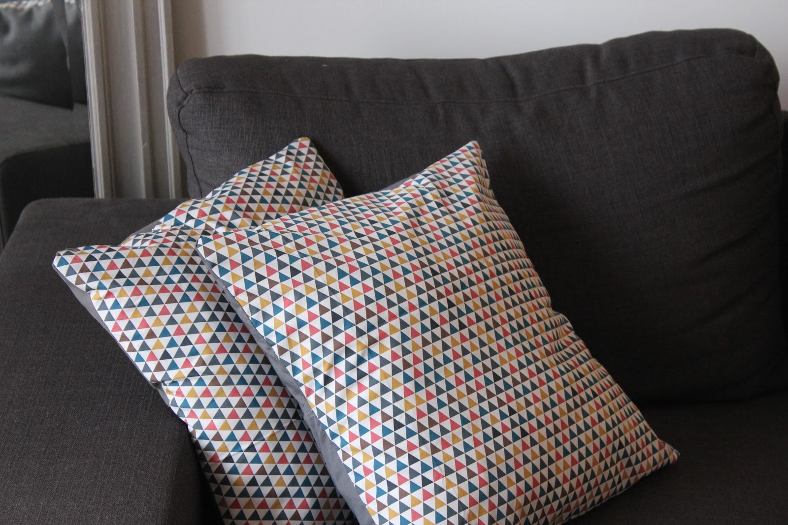 Le petit monde de J.: Nouveaux coussins: tissus aime comme Marie