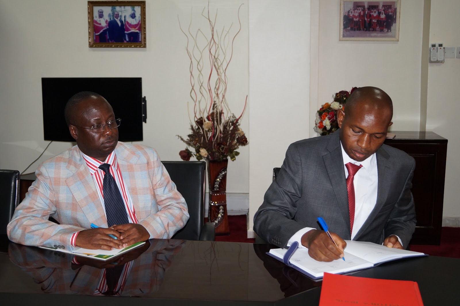 JUDICIARY OF TANZANIA: RAIS WA MAHAKAMA YA AFRIKA AMTEMBELEA KAIMU JAJI ...