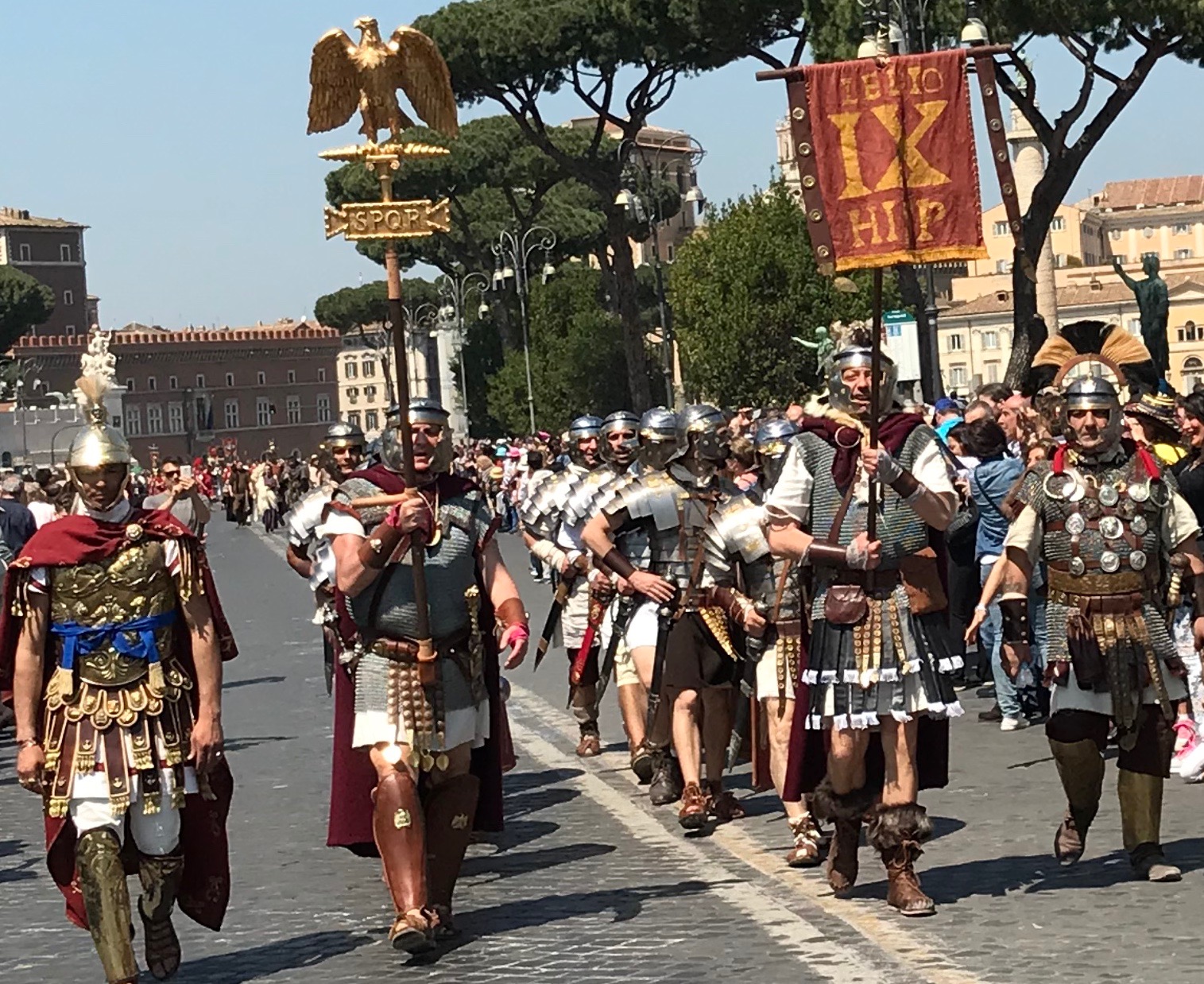 DriveByCuriosity: Photography: Roma Natale - Watching A Roman Parade