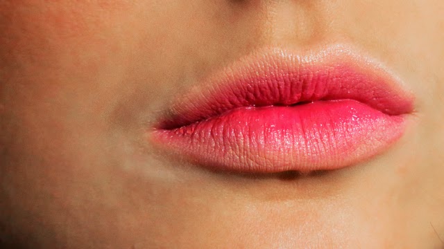The Trendies: How to do a Perfect Two Toned Sandwiching Colors Lipstick ...