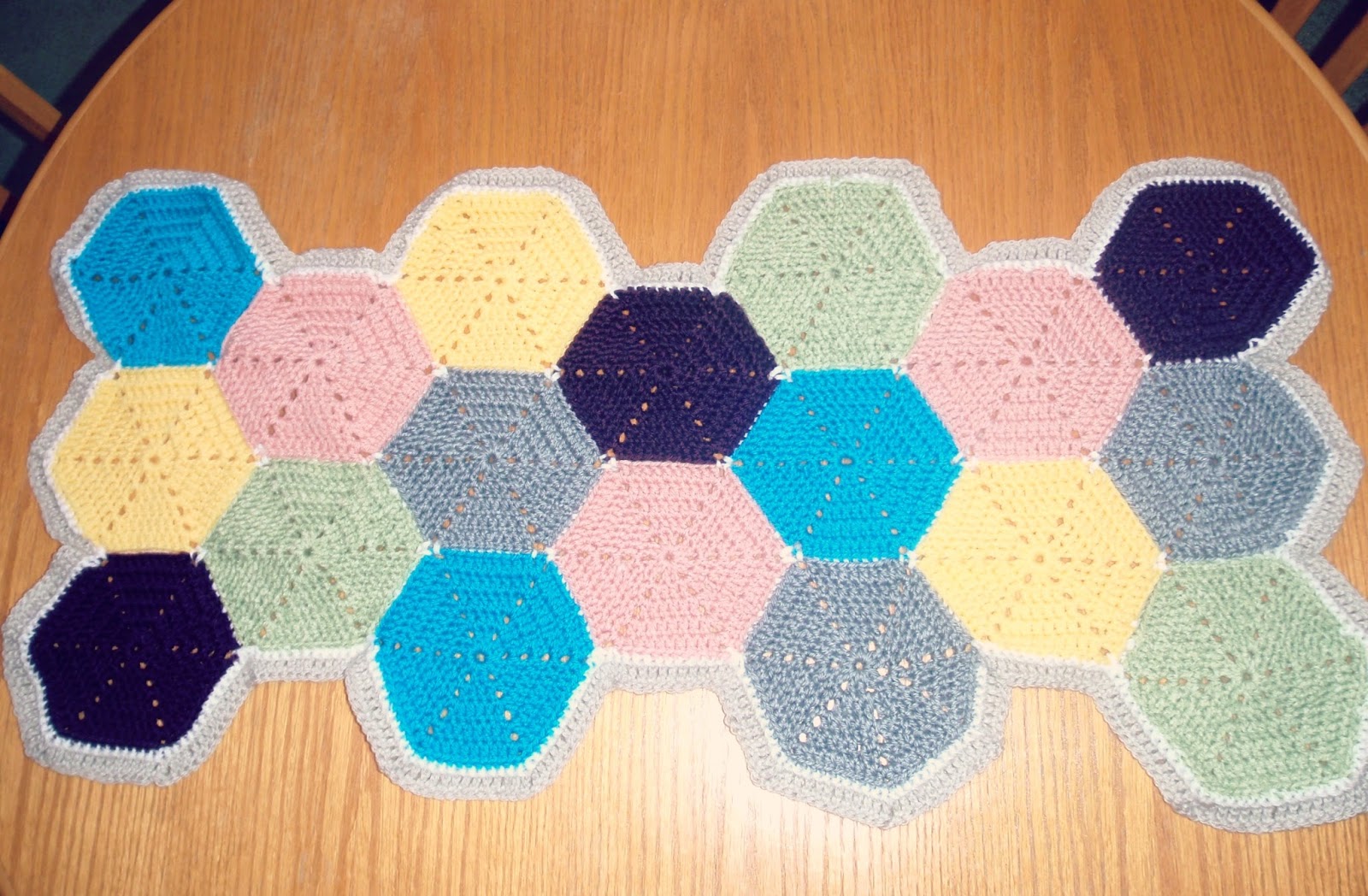 meet.make.laugh.: meet.make.crochet-along: hexagon table runners.