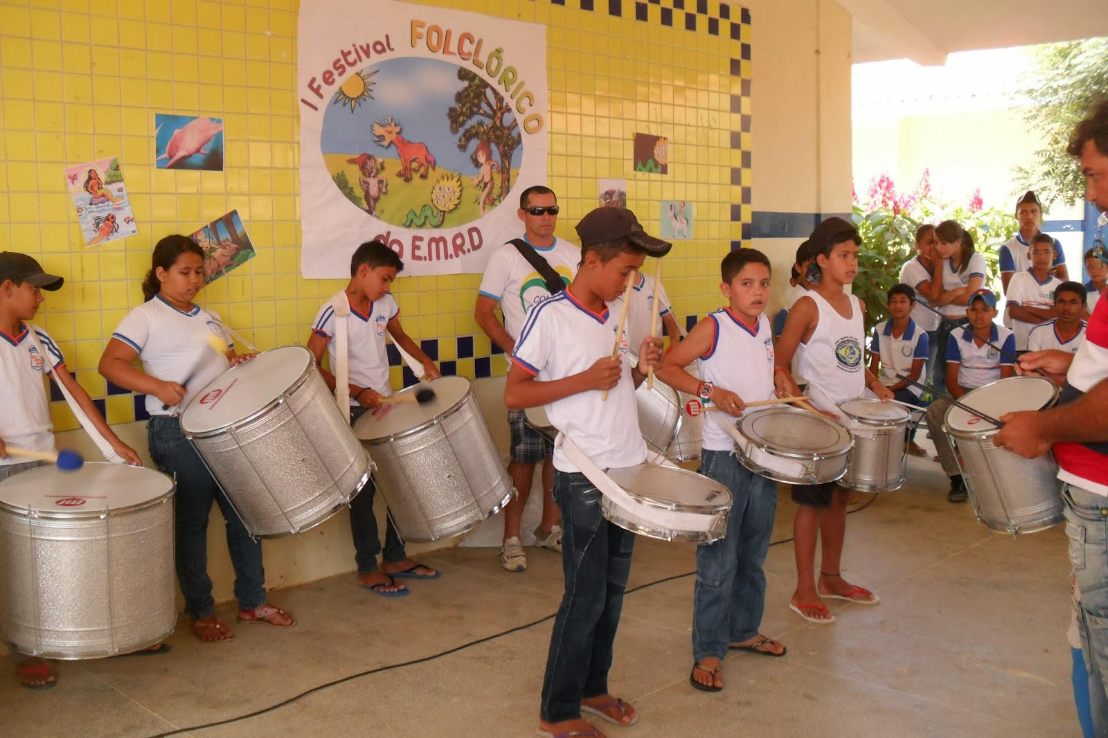 ESCOLA MANOEL RIBEIRO DAMASCENO: PROJETO I FESTIVAL FOLCLÓRICO DA E.M.R.D ESCOLA MANOEL RIBEIRO DAMASCENO: PROJETO I FESTIVAL FOLCLÓRICO DA E.M.R.D