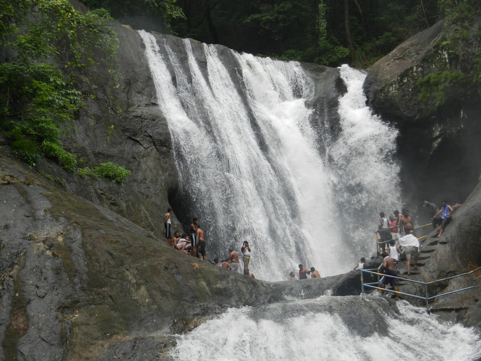 Tamilnadu Tourism: Kumbhavurutty Waterfalls, Achankoil, Kollam, Kerala
