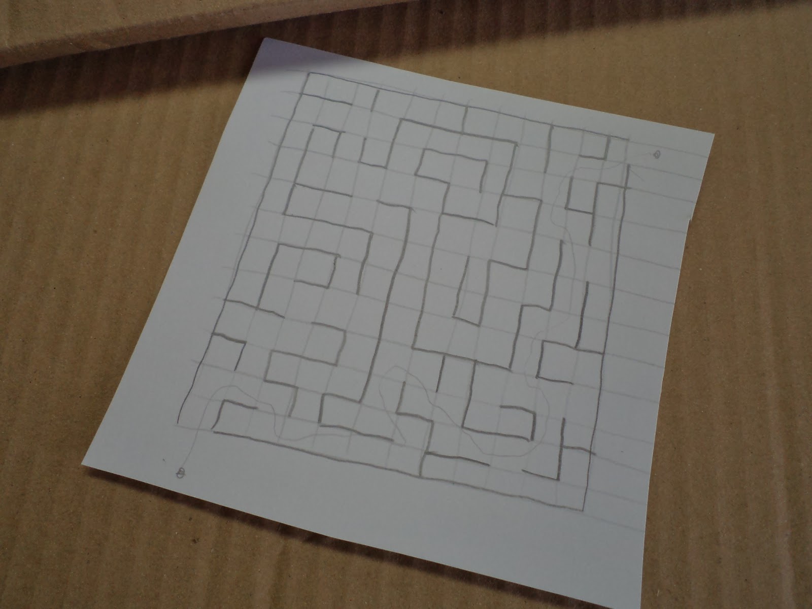 Clube do Tabuleiro de Campinas: Labirinto feito de Papelão