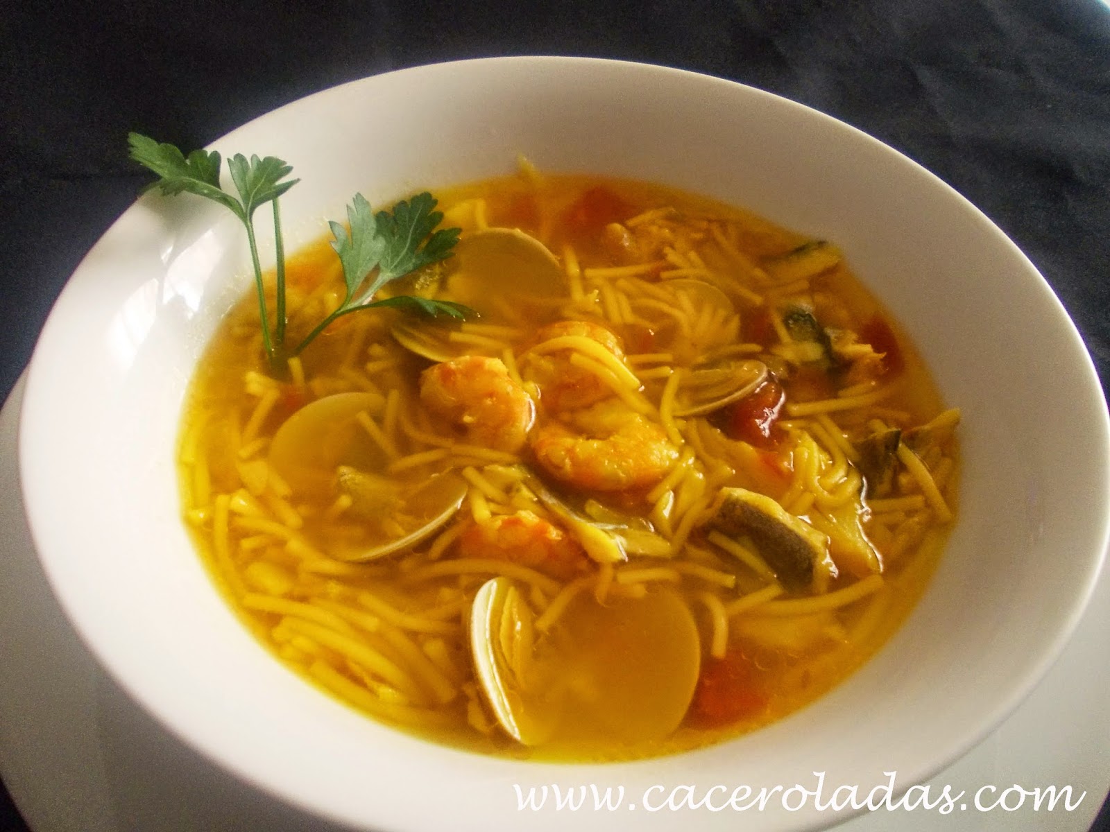 Sopa de pescado con fideos | Caceroladas