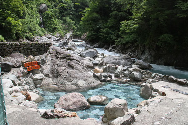 Toyama Japan Tourism: Mixed bathing outdoor bath "KURONAGI ONSEN"