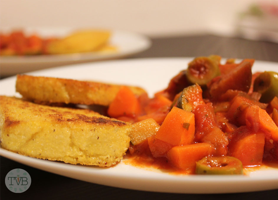 Gebratene Polenta-Schnitten mit Gemüseragout #vegan - Tschaakii's ...