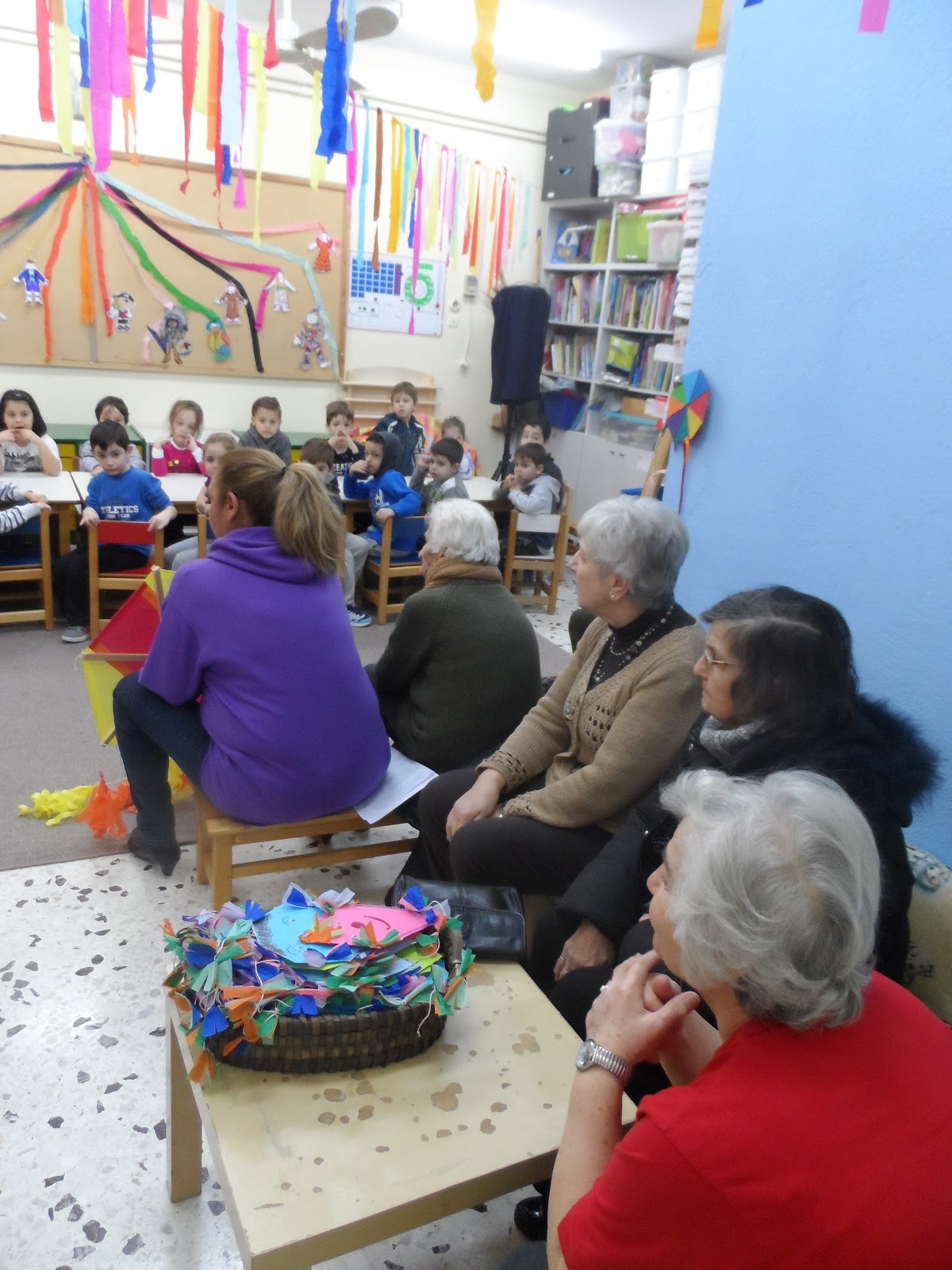 14o Νηπιαγωγείο Νίκαιας: ΠΑΡΑΔΟΣΙΑΚΑ ΑΠΟΚΡΙΑΤΙΚΑ ΠΑΙΧΝΙΔΙΑ ΠΑΡΕΑ ΜΕ ΤΑ ΚΑΠΗ