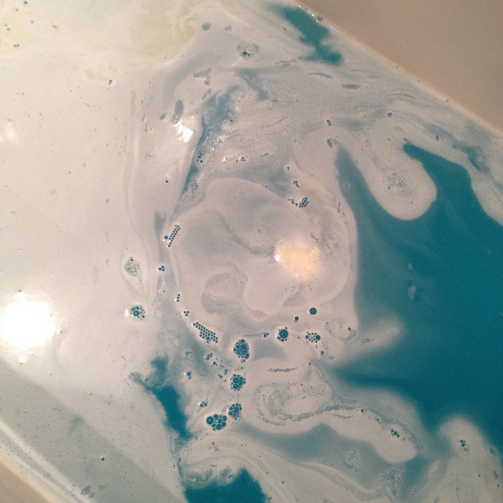 The Powderpuff Room: Big Blue Bath Bomb - Lush Review