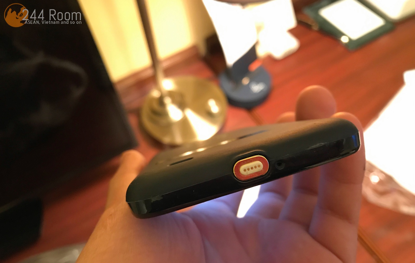 宿泊者向け無料スマートフォン”handy ハンディ”を試す｜日本 | 244 Room