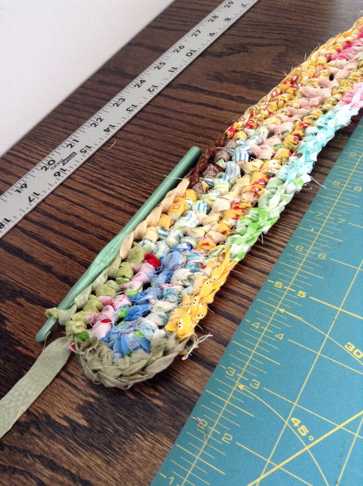 Northern Deb Quilts: Tutorial: Crochet a rag rug from strips