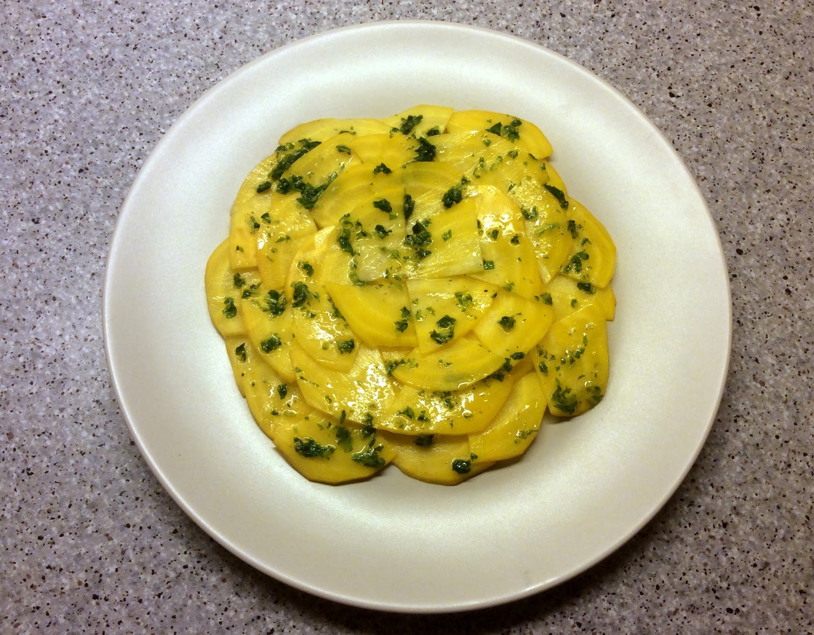 Anne Naturglad: Rustik vintersalat med gule beder, ristet squash og feta