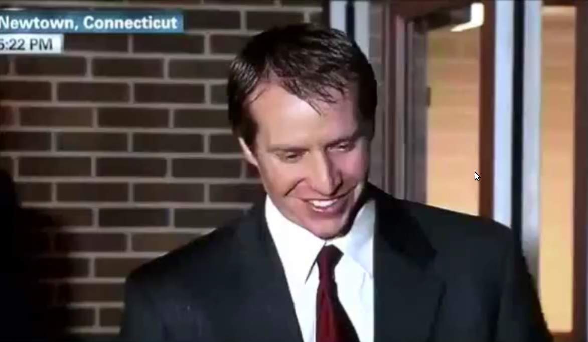 Sandy Hook : Le père de l'une des victimes surpris en train d'afficher ...