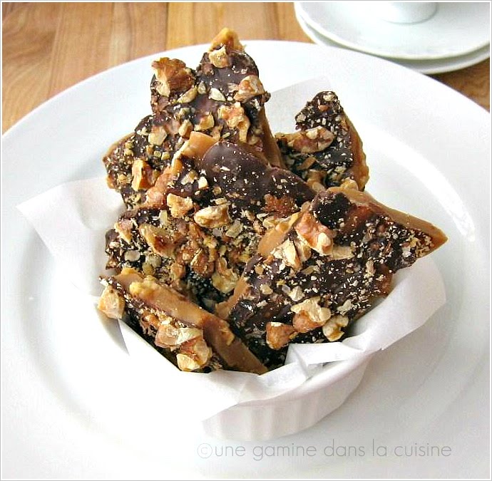 une gamine dans la cuisine: Dark Chocolate and Walnut Toffee