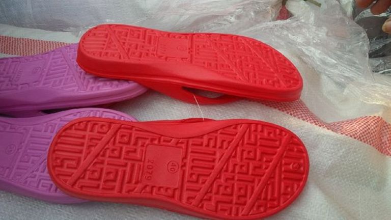 Beribu Pasang Selipar Dengan Kalimah Allah Di Bahagian Tapaknya ...