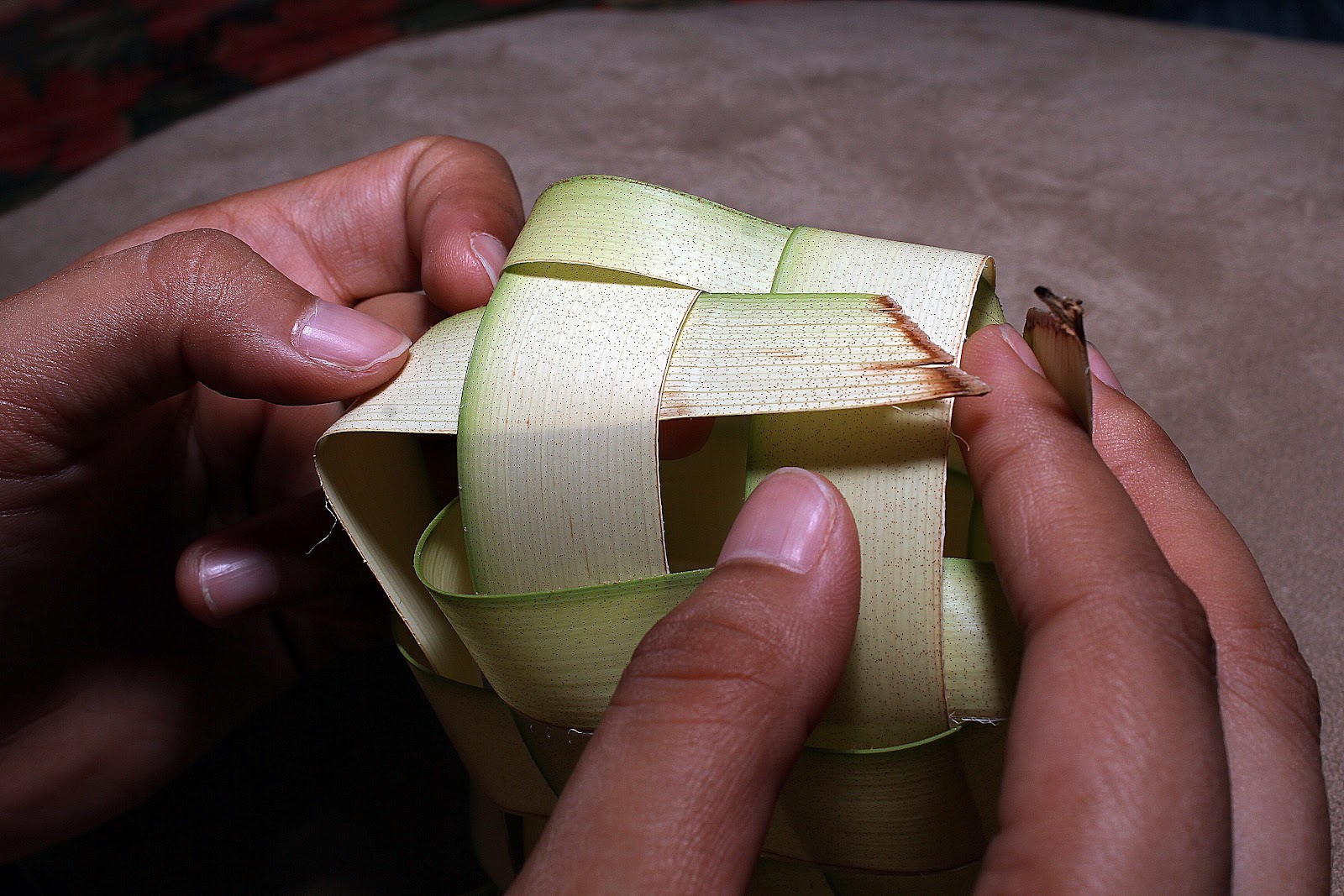 make me fresh: Cara menganyam ketupat bawang