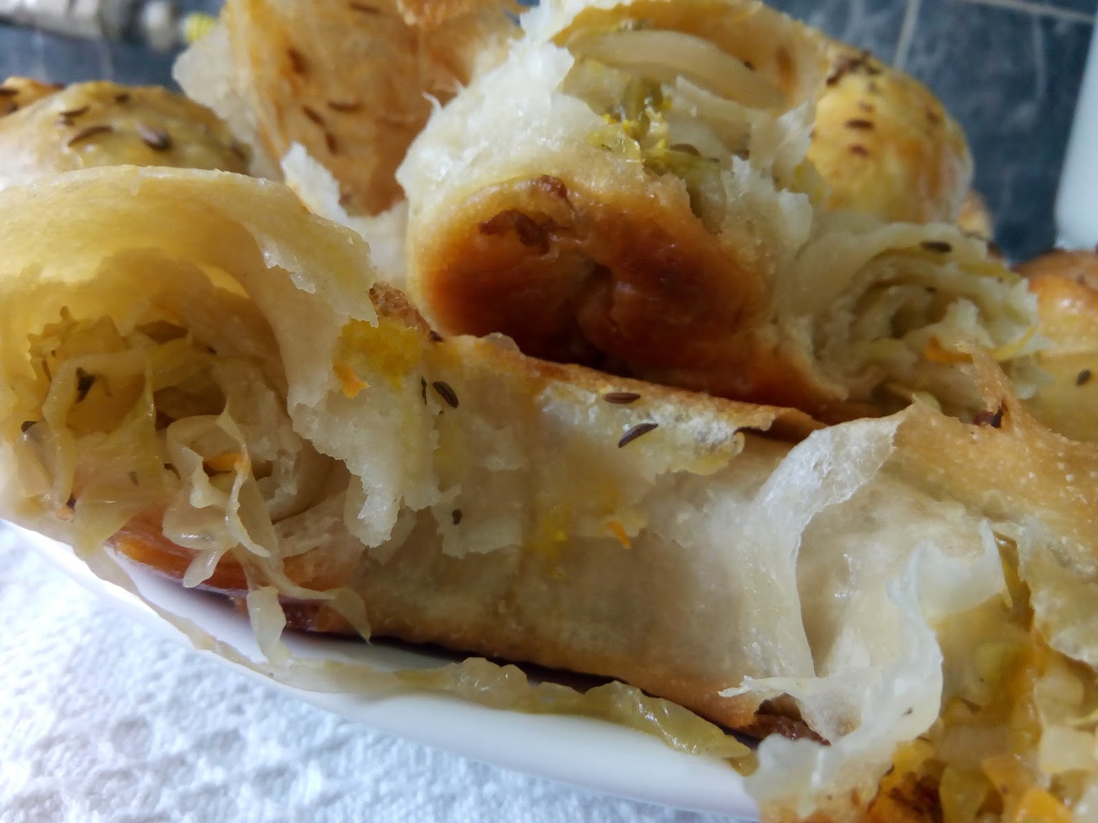 Hellena ...din bucataria mea...: Colacei crocanti cu varza murata si chimen