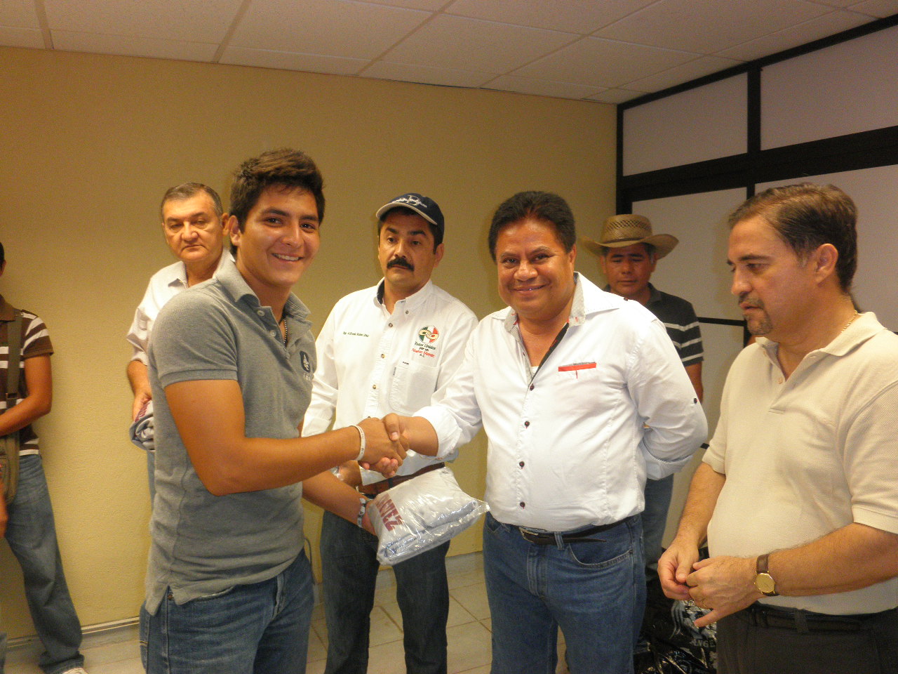 .: ENTREGA TODOS UNIDOS POR UN NUEVO MANTE UNIFORMES A EQUIPO DEL TEC MANTE