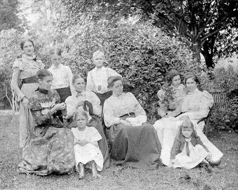 37 Lovely Photos That Show Farm Ladies Over 100 Years Ago ~ Vintage ...