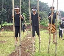 "Enggrang" (Stilts) of Indonesian Traditional Games - Kompasiana.com