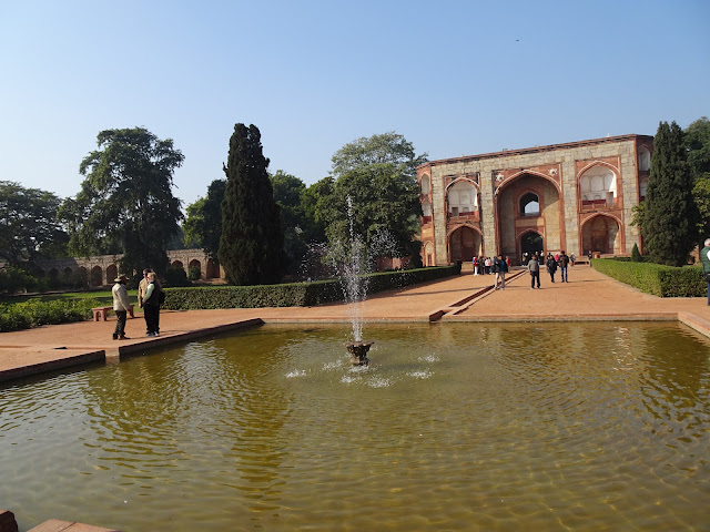 Vintage Vixen: All Izz Well - Delhi's Tombs, Trains and Treats