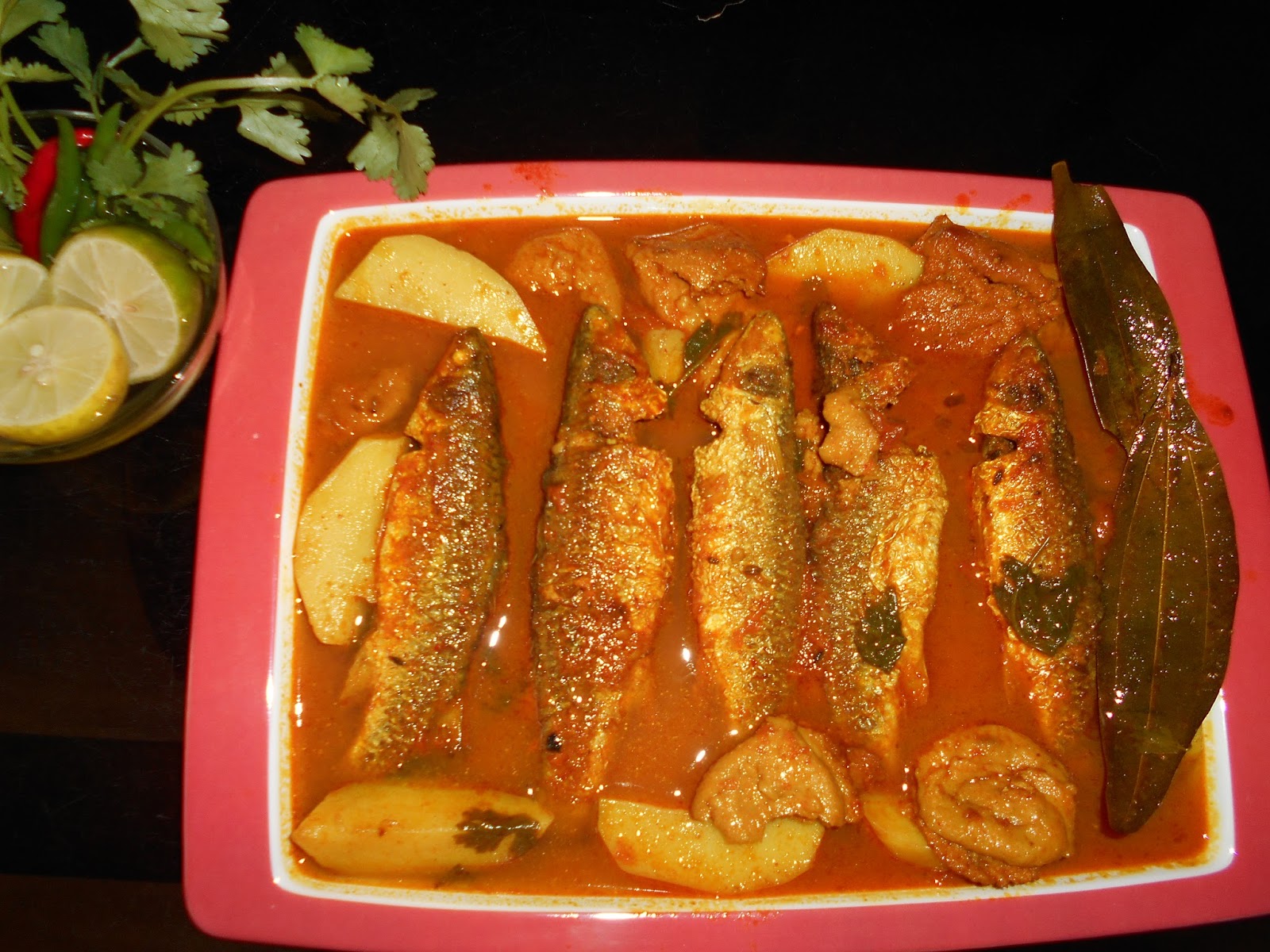 Paramita's Kitchen: Aloo , Bori Diye Parshe Macher Jhol / Parshe Fish ...