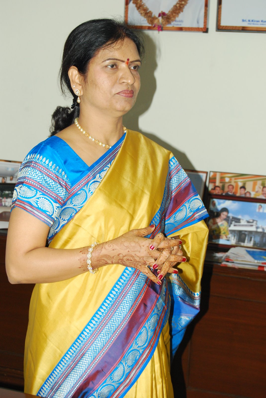 D K ARUNA: 08-12-2010 SMT. D.K. ARUNA, MINISTER FOR I&PR REVIEWING WITH ...