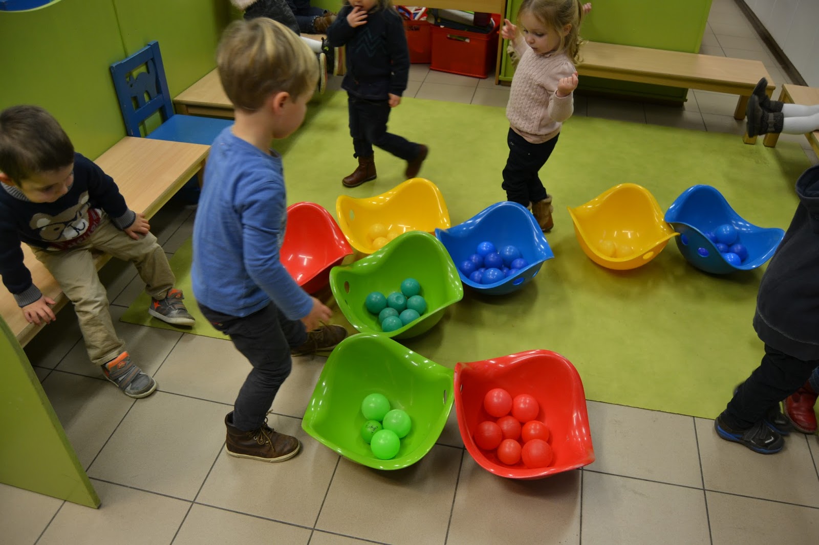 de pimpamkikkerklas: rode ballen, gele ballen, blauwe ballen en groene ...