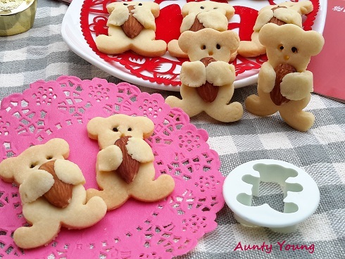 Aunty Young（安迪漾）: 2018年饼~小熊抱抱杏仁曲奇(Almond-hugging Bear Cookies)
